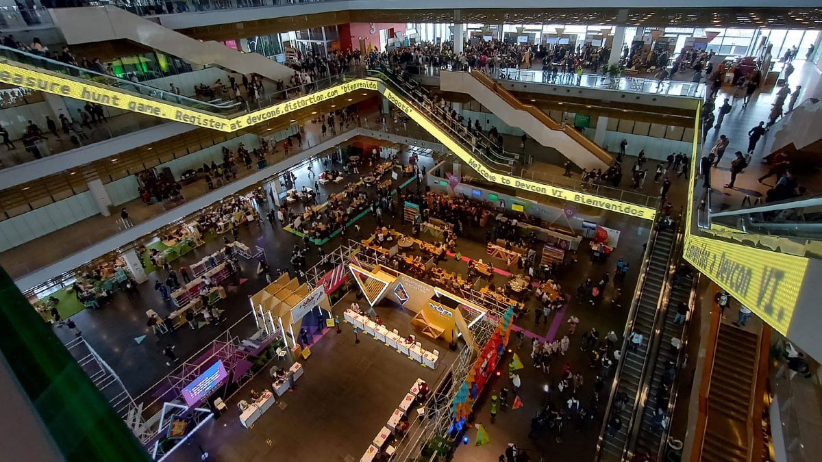 La DevCon 2022 cierra con ritmo y color en Bogotá