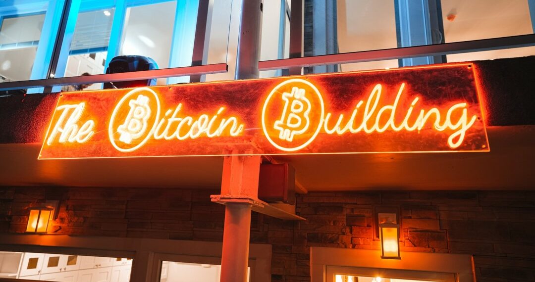 Se inaugura edificio que mina Bitcoin con energía solar